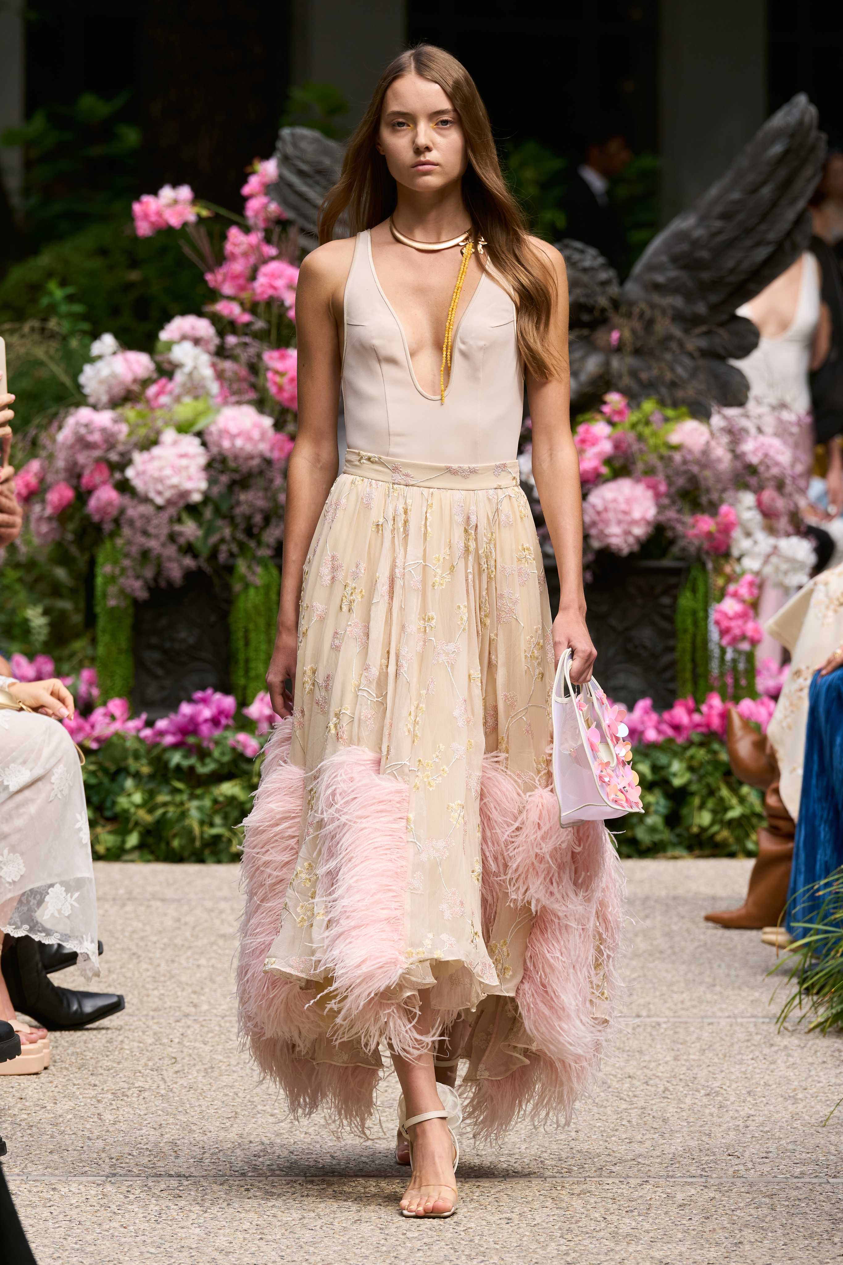 SARAWONG creates collections with a dreamy and romantic taste, accentu