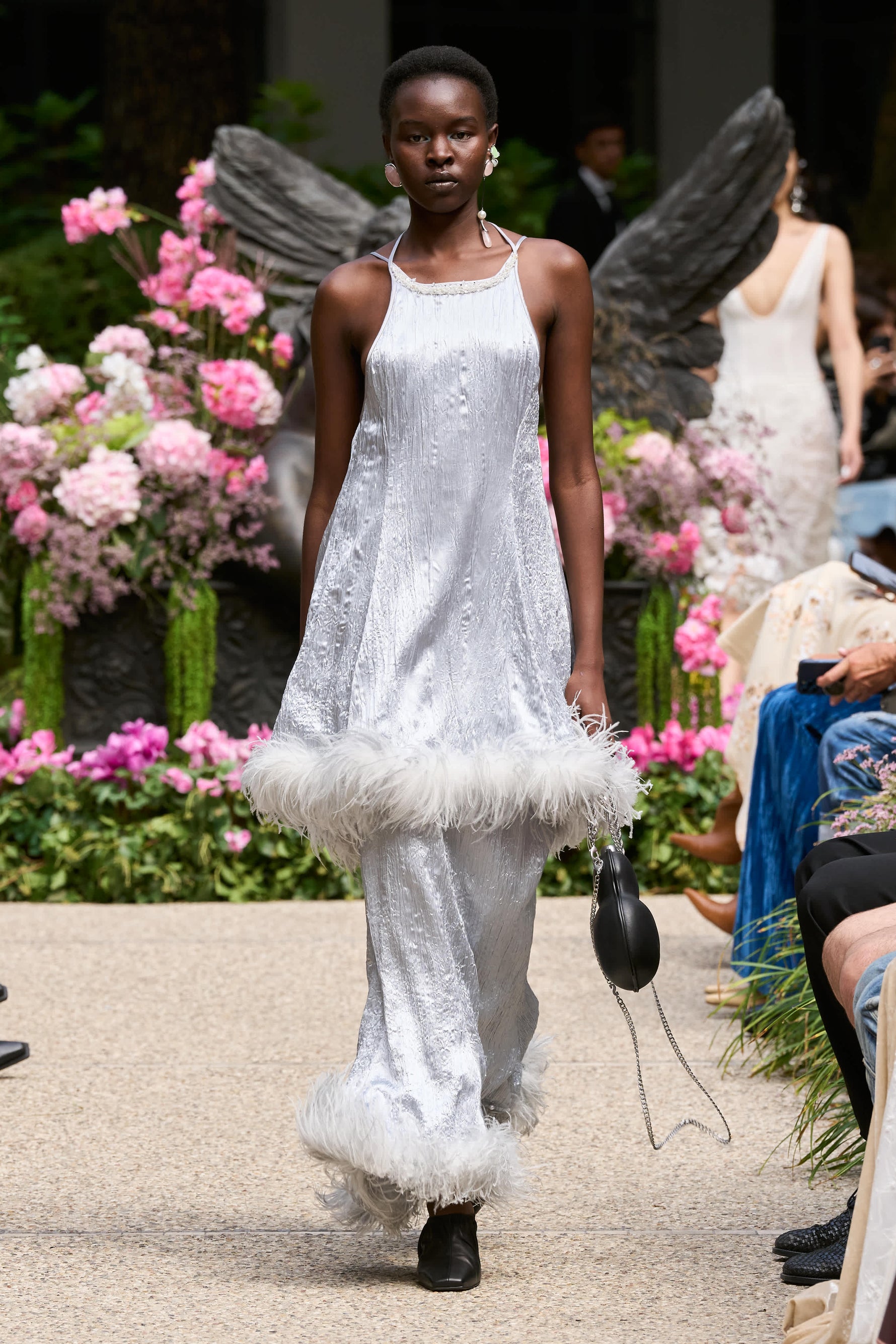 SARAWONG creates collections with a dreamy and romantic taste, accentu